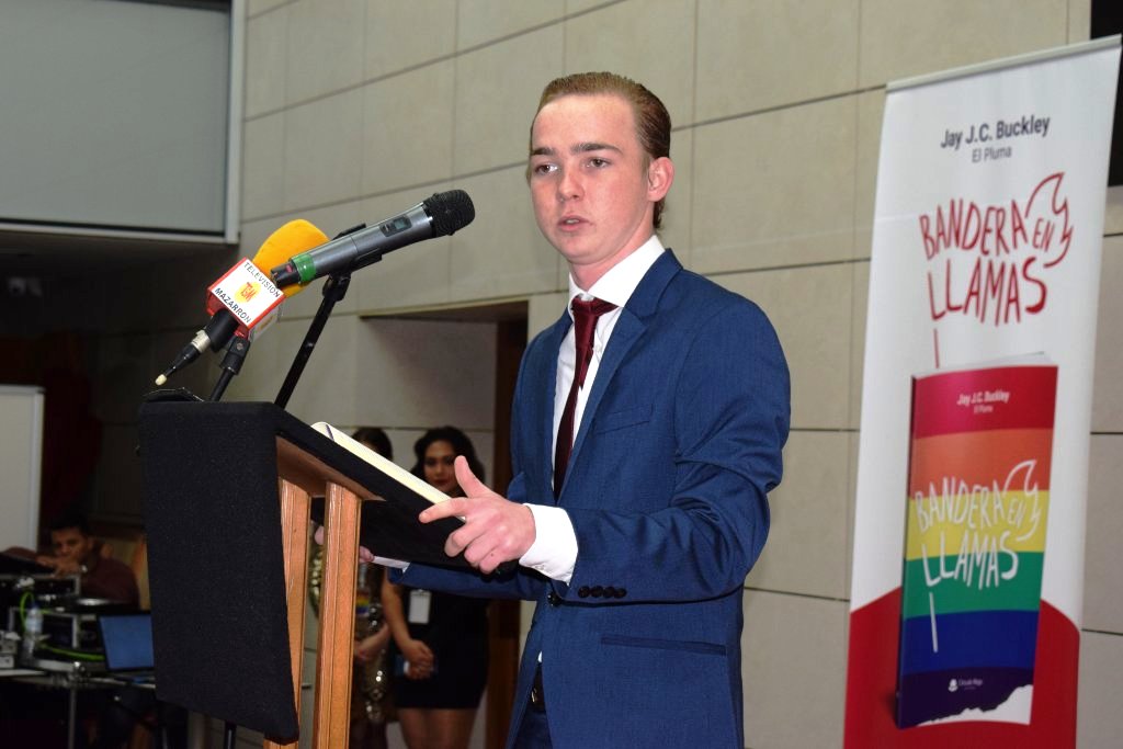 JAY BUCKLEY PRESENTA SU ‘BANDERA EN LLAMAS’ EN UN ACTO QUE SUPUSO UNA ...