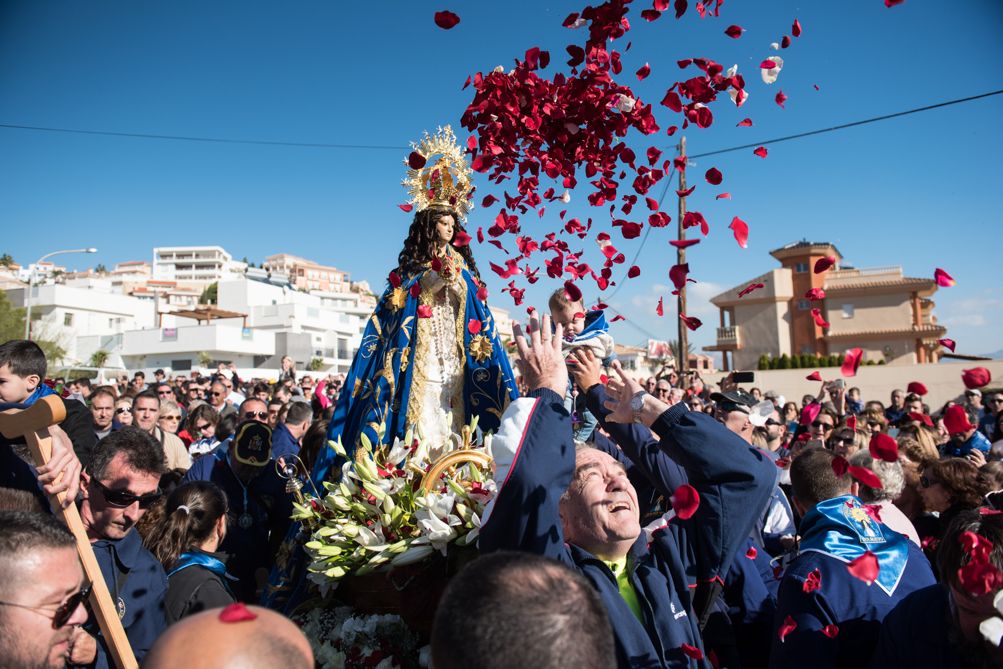 MAZARRÓN ARROPA A LA VIRGEN DEL MILAGRO EN SU REGRESO A BOLNUEVO